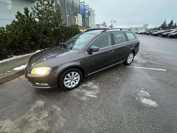 Brown Volkswagen Passat 2014 in Vilnius, with an engine capacity of 2.00 L and mileage of 303 thousand km for 6200 €, photo 3 on AUTOMOTO.COM.LV