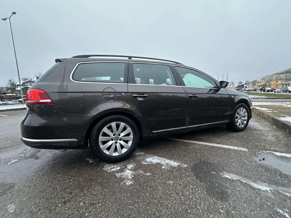 Brown Volkswagen Passat 2014 in Vilnius, with an engine capacity of 2.00 L and mileage of 303 thousand km for 6200 €, photo 5 on AUTOMOTO.COM.LV