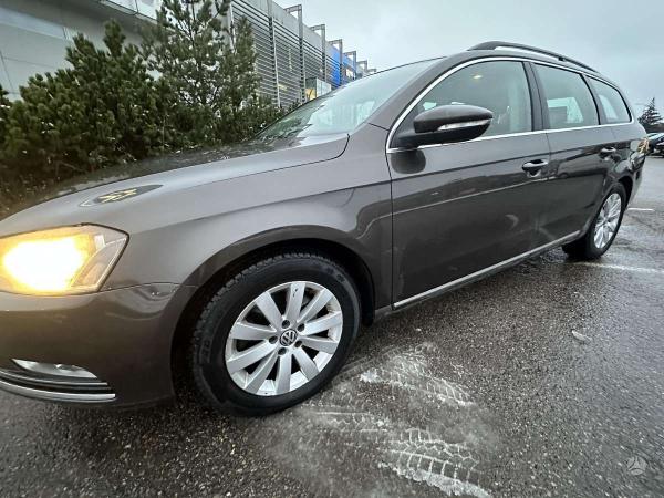 Brown Volkswagen Passat 2014 in Vilnius, with an engine capacity of 2.00 L and mileage of 303 thousand km for 6200 €, photo 7 on AUTOMOTO.COM.LV