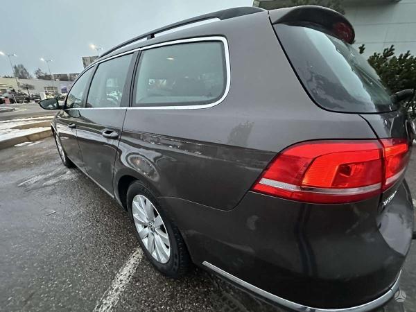 Brown Volkswagen Passat 2014 in Vilnius, with an engine capacity of 2.00 L and mileage of 303 thousand km for 6200 €, photo 8 on AUTOMOTO.COM.LV