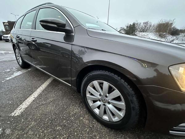 Brown Volkswagen Passat 2014 in Vilnius, with an engine capacity of 2.00 L and mileage of 303 thousand km for 6200 €, photo 10 on AUTOMOTO.COM.LV