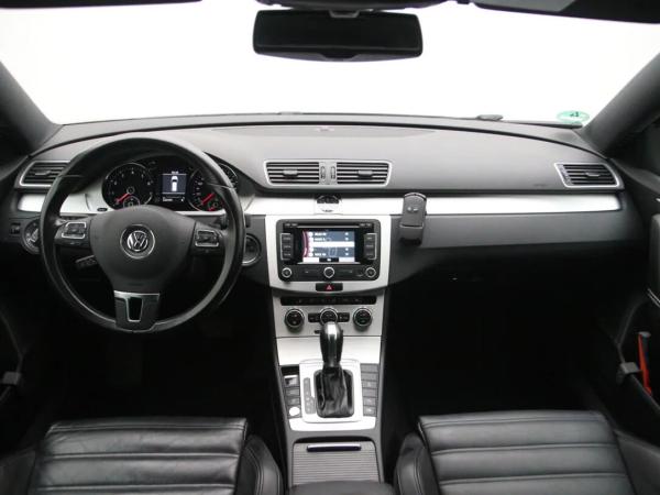 Brown Volkswagen Passat 2014 in Vilnius, with an engine capacity of 1.40 L and mileage of 223 thousand km for 8599 €, photo 2 on AUTOMOTO.COM.LV
