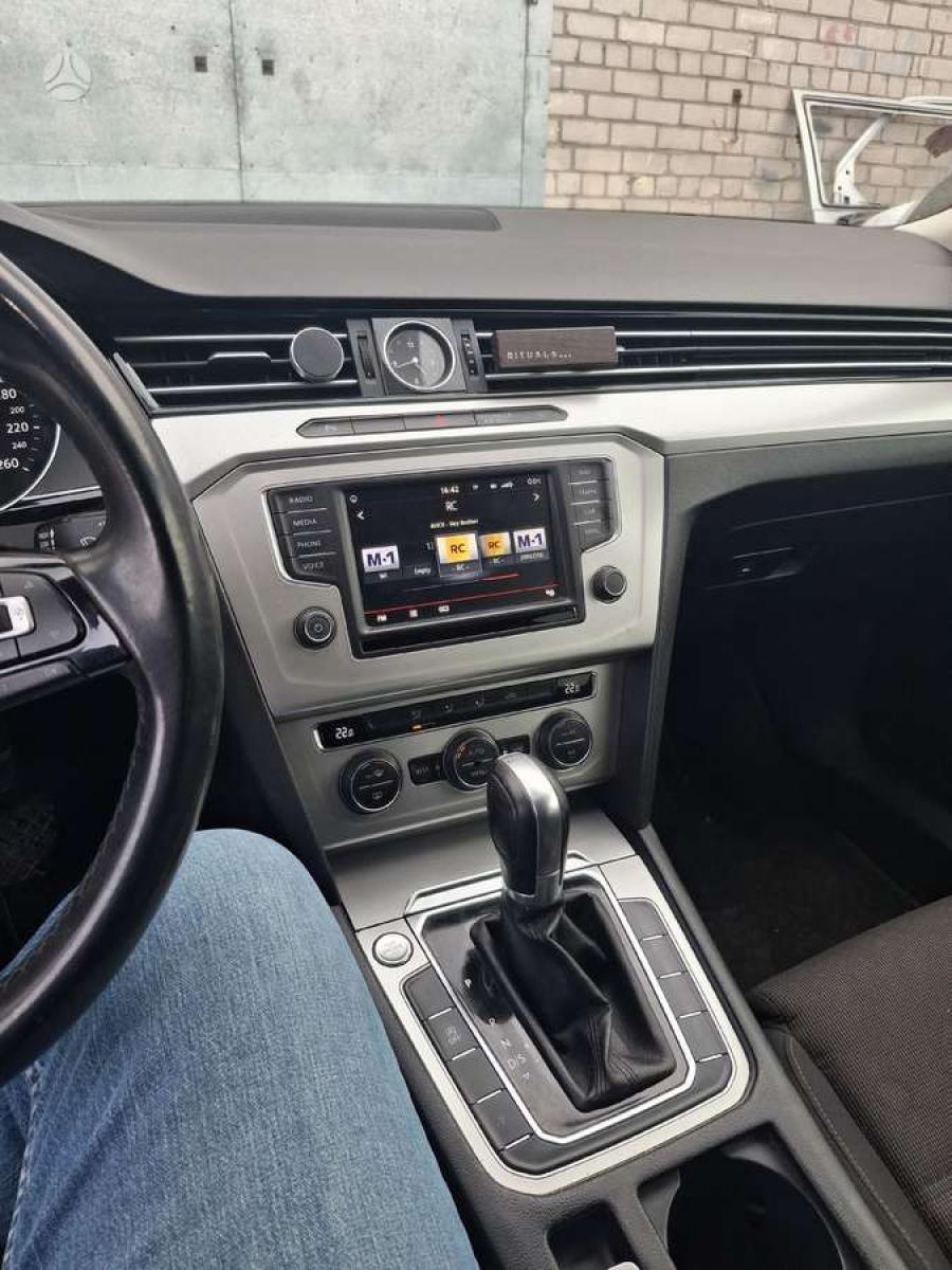 Brūns Volkswagen Passat 2015 Marijampole, ar dzinēja tilpumu 1.60 L un nobraukumu 342 tūkst. km par 7700 €, foto 9 vietnē AUTOMOTO.COM.LV