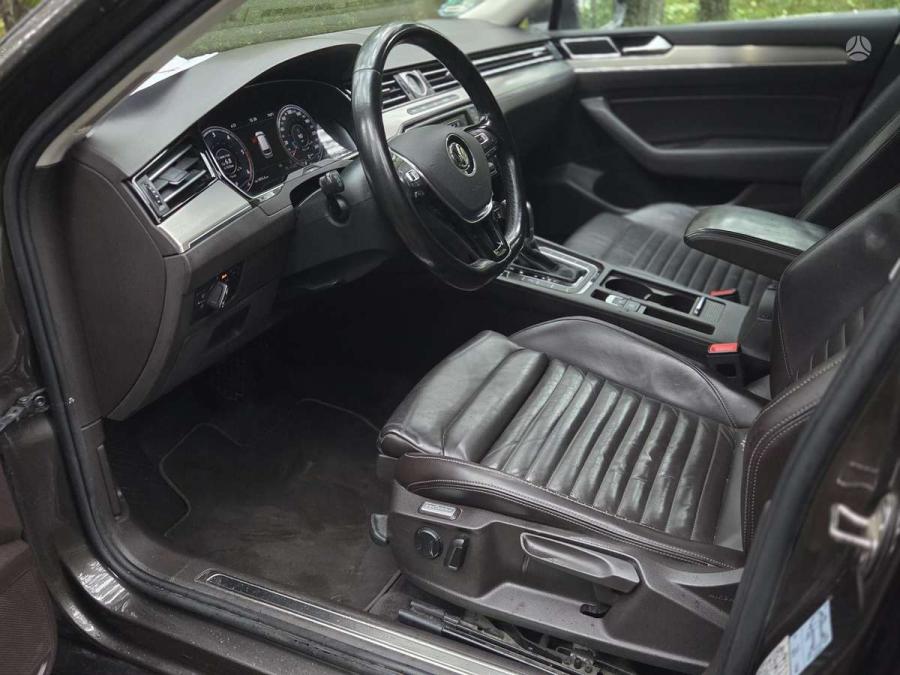 Brown Volkswagen Passat 2015 in Vilnius, with an engine capacity of 1.97 L and mileage of 310 thousand km for 9399 €, photo 10 on AUTOMOTO.COM.LV