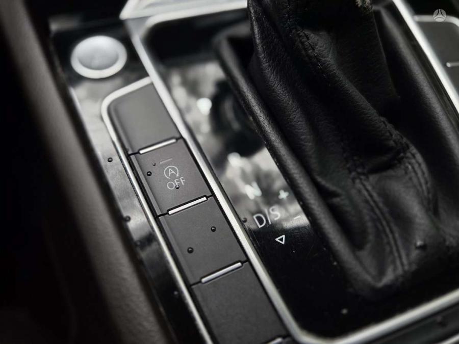 Brown Volkswagen Passat 2015 in Vilnius, with an engine capacity of 1.97 L and mileage of 310 thousand km for 9399 €, photo 18 on AUTOMOTO.COM.LV