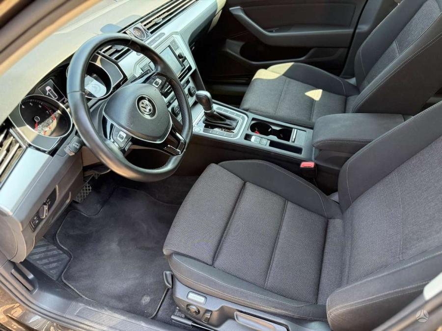 Brūns Volkswagen Passat 2018 Kauņa, ar dzinēja tilpumu 1.40 L un nobraukumu 65 tūkst. km par 13900 €, foto 12 vietnē AUTOMOTO.COM.LV