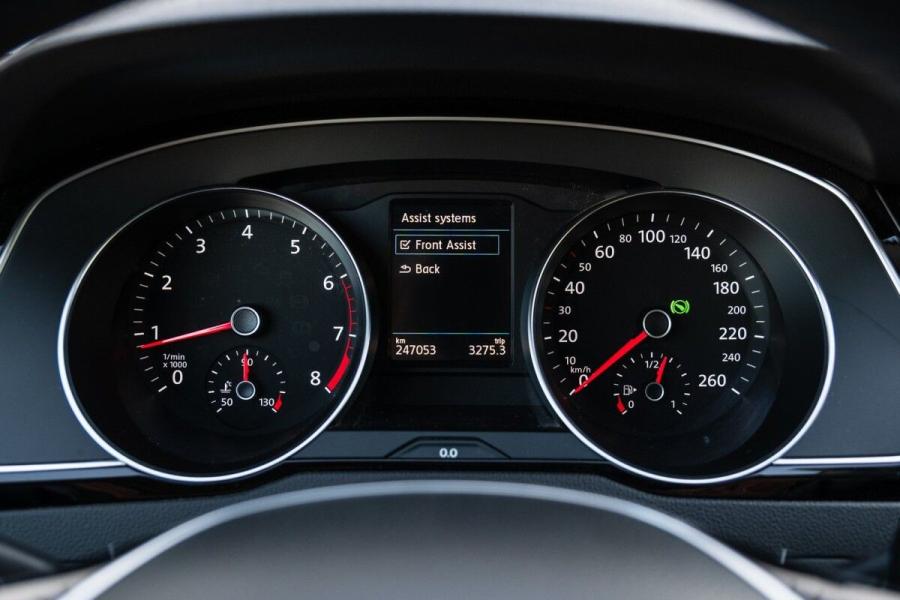 Brown Volkswagen Passat 2018 in Riga, with an engine capacity of 1.80 L and mileage of 244 thousand km for 10500 €, photo 15 on AUTOMOTO.COM.LV