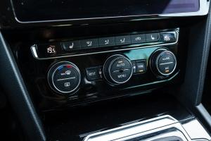 Brown Volkswagen Passat 2018 in Riga, with an engine capacity of 1.80 L and mileage of 244 thousand km for 10500 €, photo 19 on AUTOMOTO.COM.LV