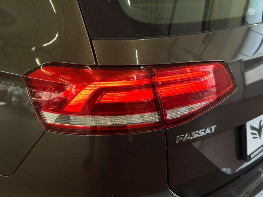 Brown Volkswagen Passat 2018 in Kaunas, with an engine capacity of 1.40 L and mileage of 66 thousand km for 12900 €, photo 9 on AUTOMOTO.COM.LV