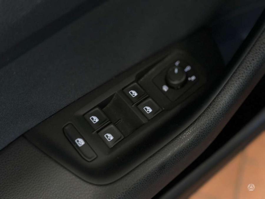 Brown Volkswagen Passat 2018 in Kaunas, with an engine capacity of 1.40 L and mileage of 66 thousand km for 12900 €, photo 10 on AUTOMOTO.COM.LV