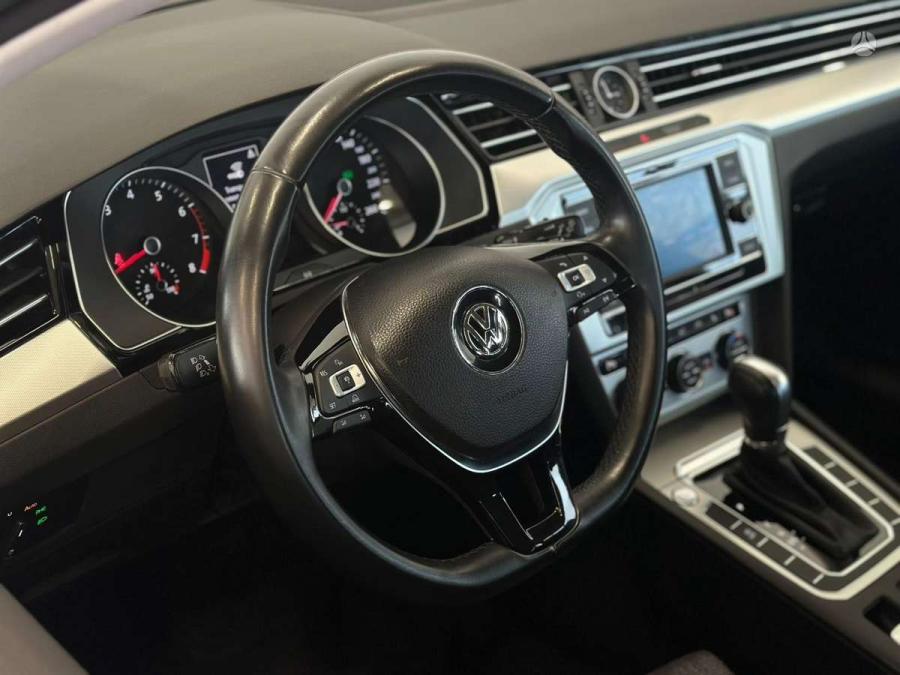 Brown Volkswagen Passat 2018 in Kaunas, with an engine capacity of 1.40 L and mileage of 66 thousand km for 12900 €, photo 15 on AUTOMOTO.COM.LV