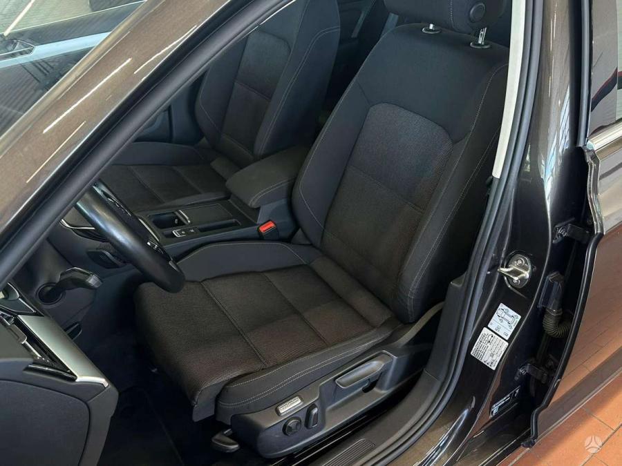 Brown Volkswagen Passat 2018 in Kaunas, with an engine capacity of 1.40 L and mileage of 66 thousand km for 12900 €, photo 22 on AUTOMOTO.COM.LV