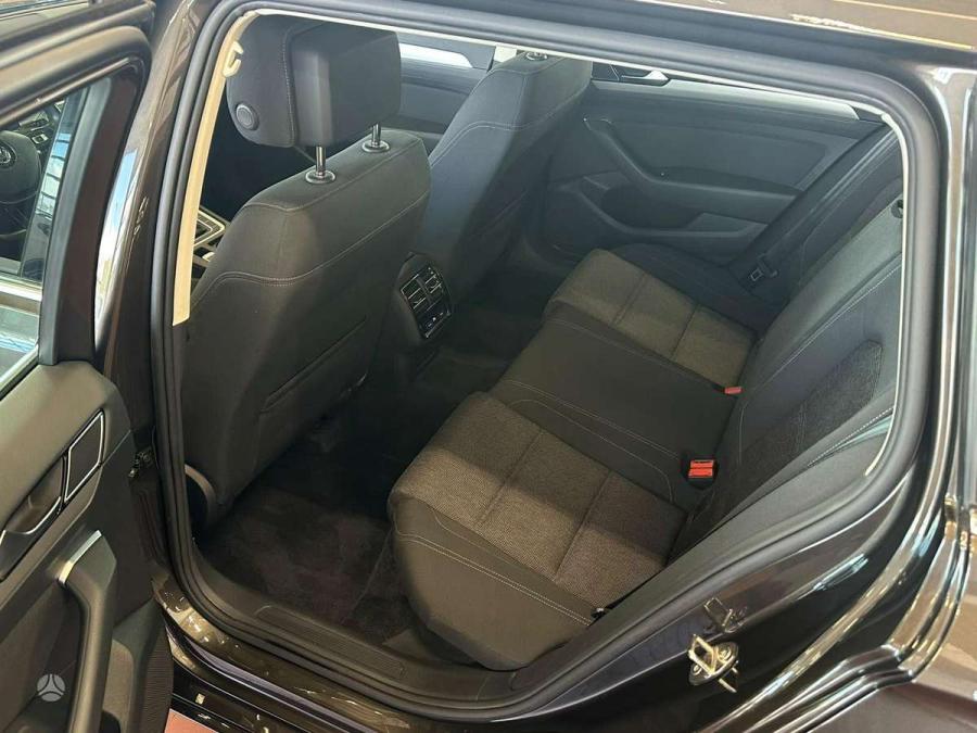 Brown Volkswagen Passat 2018 in Kaunas, with an engine capacity of 1.40 L and mileage of 66 thousand km for 12900 €, photo 23 on AUTOMOTO.COM.LV