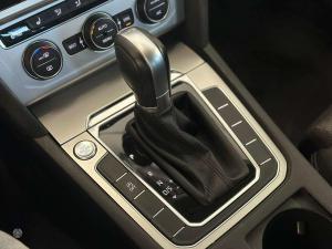 Brown Volkswagen Passat 2018 in Kaunas, with an engine capacity of 1.40 L and mileage of 66 thousand km for 12900 €, photo 24 on AUTOMOTO.COM.LV