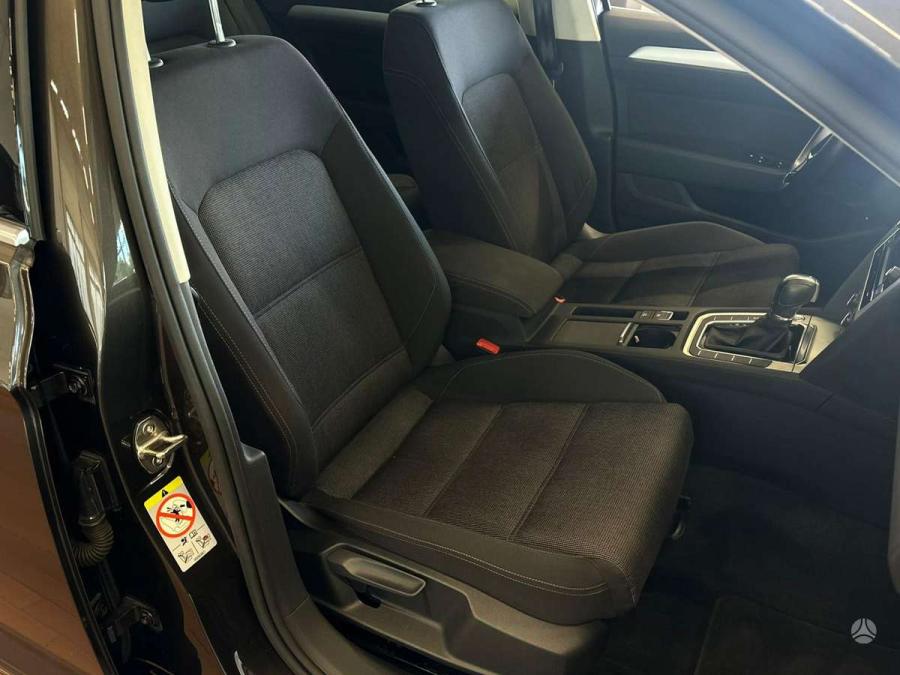 Brown Volkswagen Passat 2018 in Kaunas, with an engine capacity of 1.40 L and mileage of 66 thousand km for 12900 €, photo 25 on AUTOMOTO.COM.LV