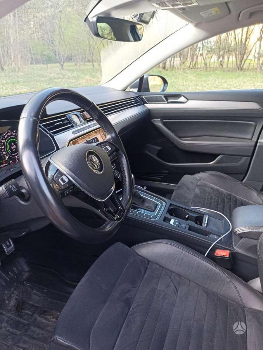 Brown Volkswagen Passat 2018 in Vilnius, with an engine capacity of 1.97 L and mileage of 190 thousand km for 15000 €, photo 12 on AUTOMOTO.COM.LV