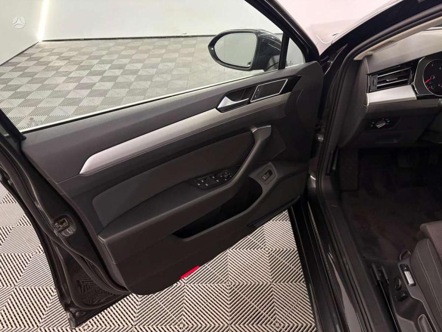 Brown Volkswagen Passat 2019 in Marijampole, with an engine capacity of 1.97 L and mileage of 195 thousand km for 13650 €, photo 31 on AUTOMOTO.COM.LV