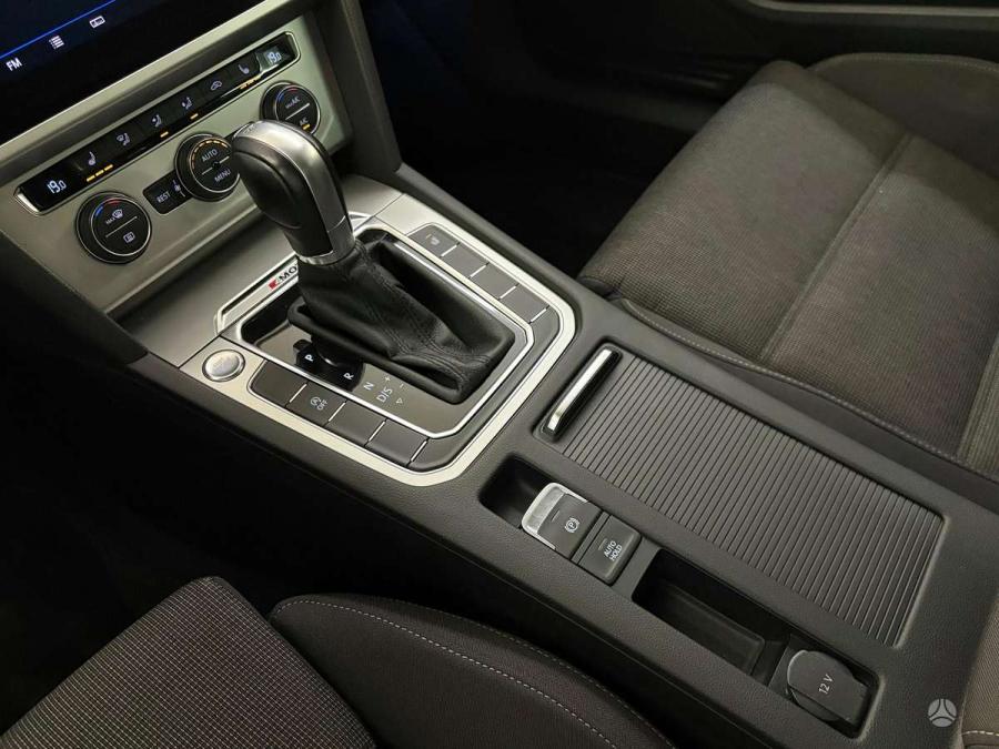 Brown Volkswagen Passat 2019 in Marijampole, with an engine capacity of 1.97 L and mileage of 195 thousand km for 13650 €, photo 34 on AUTOMOTO.COM.LV