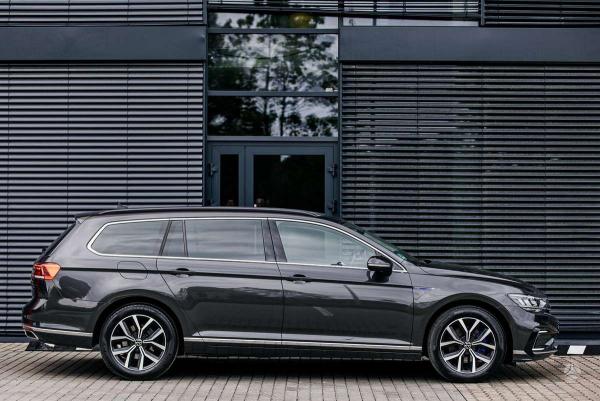 Brown Volkswagen Passat 2022 in Plunge, with an engine capacity of 1.40 L and mileage of 102 thousand km for 19200 €, photo 2 on AUTOMOTO.COM.LV