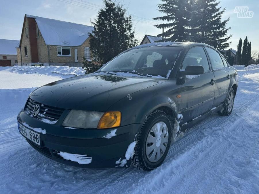 Green Volkswagen Passat 1996 in Panevezys, with an engine capacity of 1.90 L and mileage of 272 thousand km for 500 €, photo 1 on AUTOMOTO.COM.LV