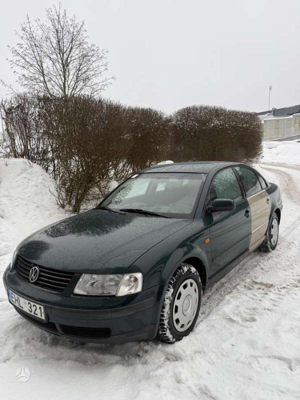 Green Volkswagen Passat 1997 in Vilnius, with an engine capacity of 1.60 L and mileage of 247 thousand km for 600 €, photo 2 on AUTOMOTO.COM.LV