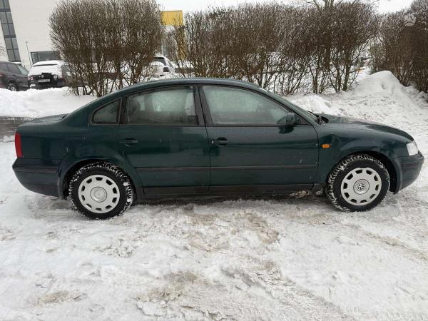 Green Volkswagen Passat 1997 in Vilnius, with an engine capacity of 1.60 L and mileage of 247 thousand km for 600 €, photo 3 on AUTOMOTO.COM.LV