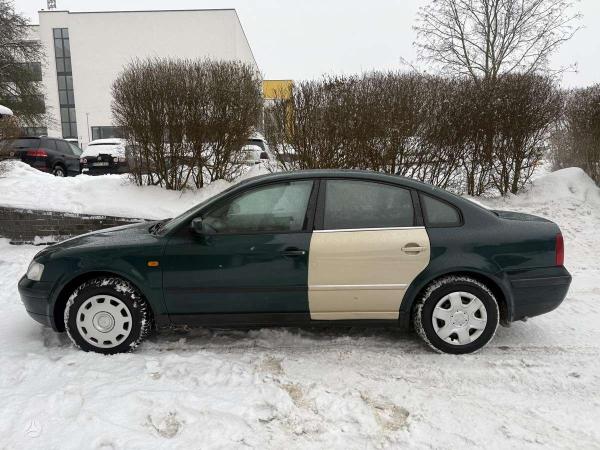 Green Volkswagen Passat 1997 in Vilnius, with an engine capacity of 1.60 L and mileage of 247 thousand km for 600 €, photo 4 on AUTOMOTO.COM.LV