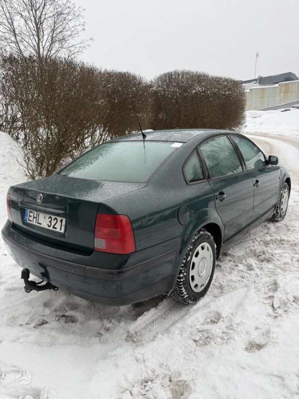 Green Volkswagen Passat 1997 in Vilnius, with an engine capacity of 1.60 L and mileage of 247 thousand km for 600 €, photo 5 on AUTOMOTO.COM.LV