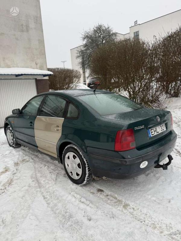 Green Volkswagen Passat 1997 in Vilnius, with an engine capacity of 1.60 L and mileage of 247 thousand km for 600 €, photo 6 on AUTOMOTO.COM.LV