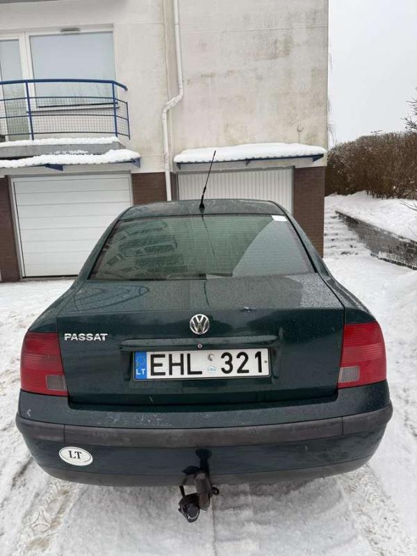 Green Volkswagen Passat 1997 in Vilnius, with an engine capacity of 1.60 L and mileage of 247 thousand km for 600 €, photo 8 on AUTOMOTO.COM.LV