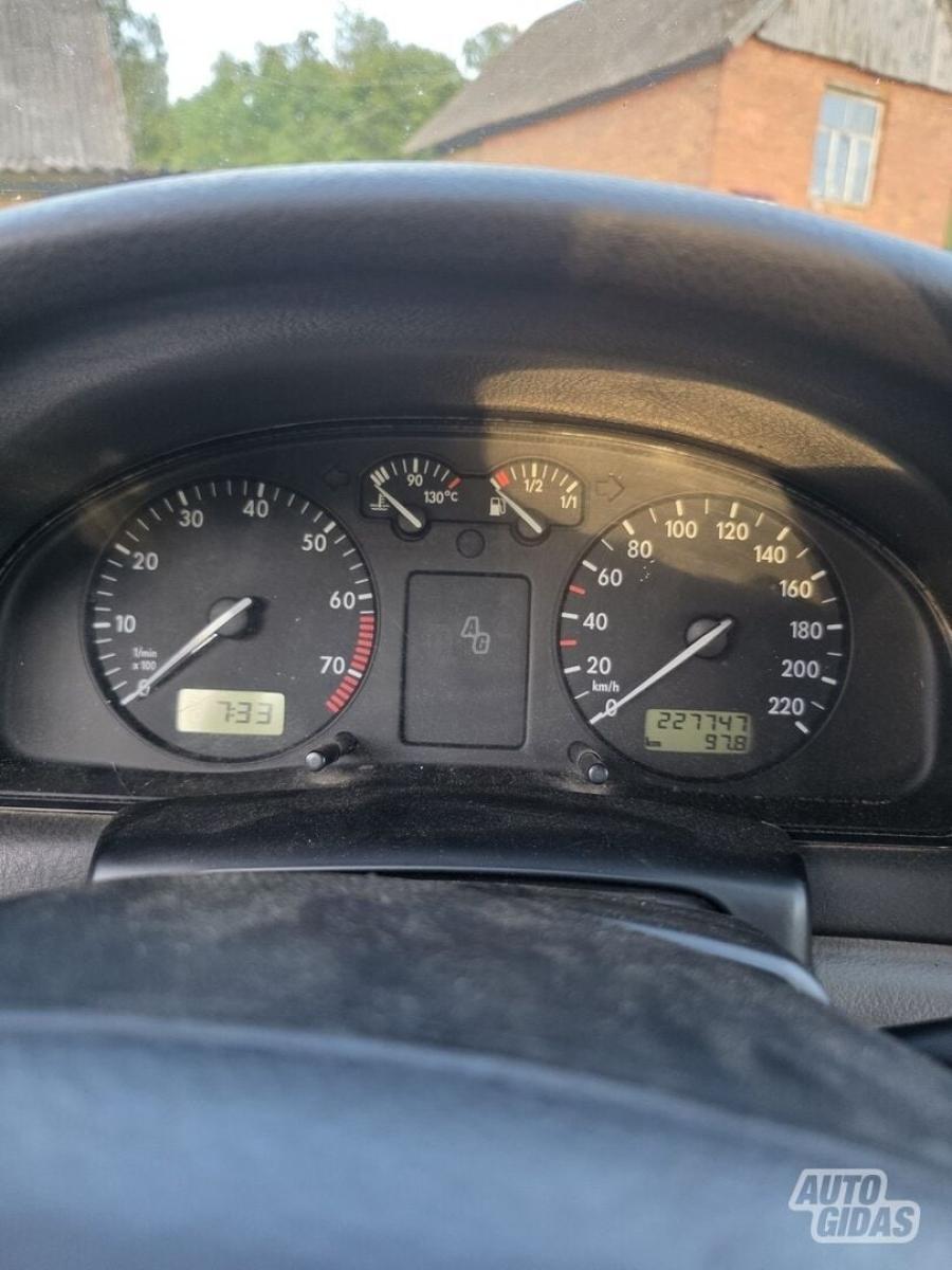 Zaļš Volkswagen Passat 1997 Zarasai, ar dzinēja tilpumu 1.60 L un nobraukumu 228 tūkst. km par 1000 €, foto 4 vietnē AUTOMOTO.COM.LV