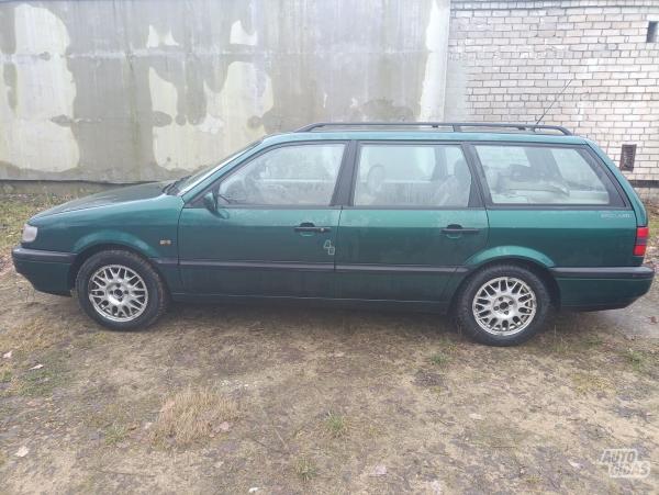 Green Volkswagen Passat 1994 in Vilnius, with an engine capacity of 2.00 L and mileage of 301 thousand km for 1000 €, photo 3 on AUTOMOTO.COM.LV