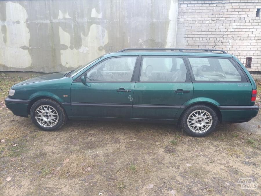 Green Volkswagen Passat 1994 in Vilnius, with an engine capacity of 2.00 L and mileage of 301 thousand km for 1000 €, photo 3 on AUTOMOTO.COM.LV