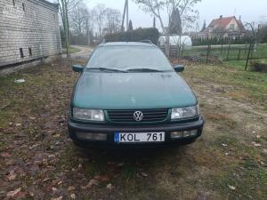Green Volkswagen Passat 1994 in Vilnius, with an engine capacity of 2.00 L and mileage of 301 thousand km for 1000 €, photo 4 on AUTOMOTO.COM.LV