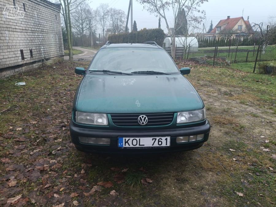 Green Volkswagen Passat 1994 in Vilnius, with an engine capacity of 2.00 L and mileage of 301 thousand km for 1000 €, photo 4 on AUTOMOTO.COM.LV