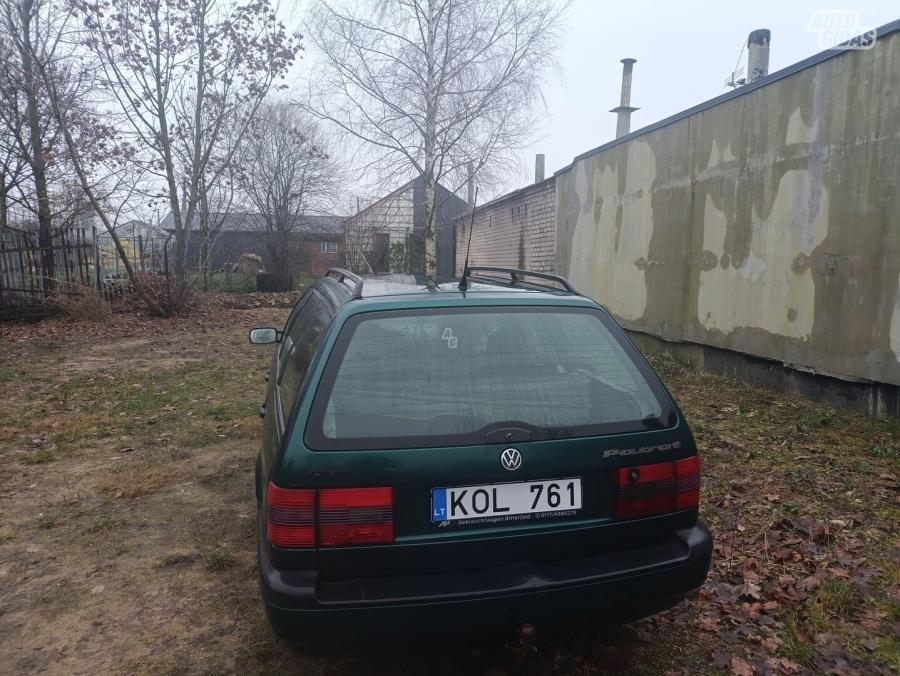 Green Volkswagen Passat 1994 in Vilnius, with an engine capacity of 2.00 L and mileage of 301 thousand km for 1000 €, photo 5 on AUTOMOTO.COM.LV
