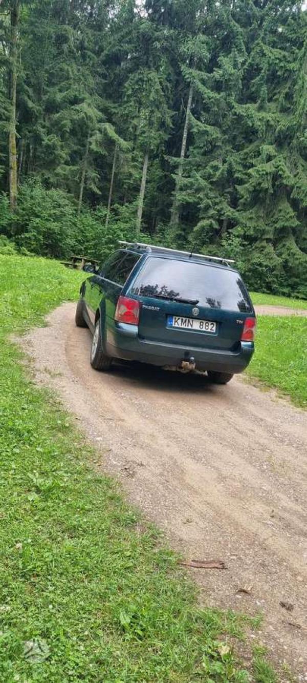 Green Volkswagen Passat 2001 in Jurbarkas, with an engine capacity of 1.90 L and mileage of 400 thousand km for 850 €, photo 1 on AUTOMOTO.COM.LV