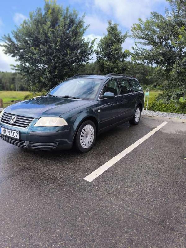 Green Volkswagen Passat 2001 in Vilnius, with an engine capacity of 1.60 L and mileage of 217 thousand km for 1240 €, photo 1 on AUTOMOTO.COM.LV