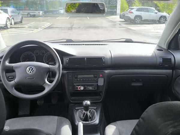 Green Volkswagen Passat 2001 in Vilnius, with an engine capacity of 1.60 L and mileage of 217 thousand km for 1240 €, photo 9 on AUTOMOTO.COM.LV