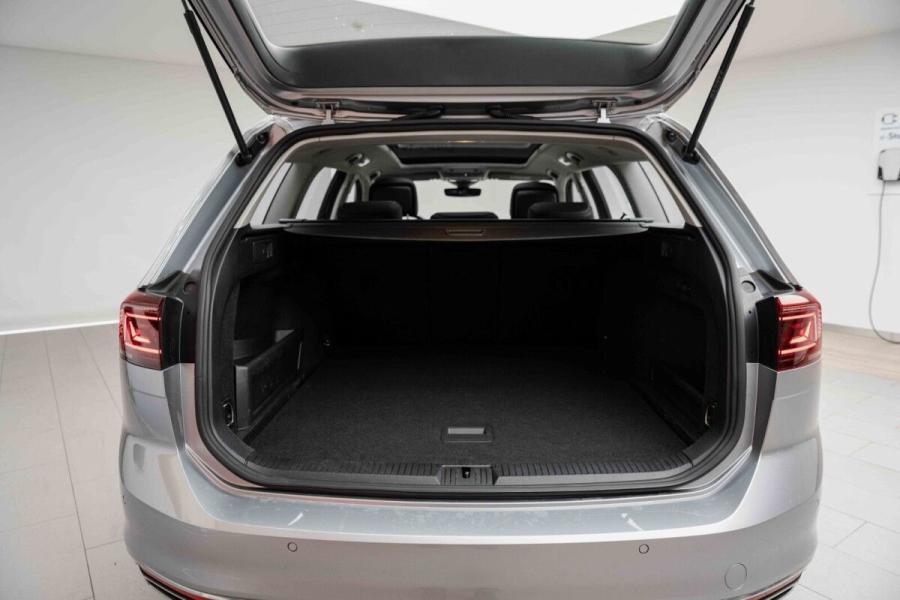 Grey Volkswagen Passat 2023 in Peetri, with an engine capacity of 2.00 L and mileage of 143 thousand km for 24900 €, photo 14 on AUTOMOTO.COM.LV