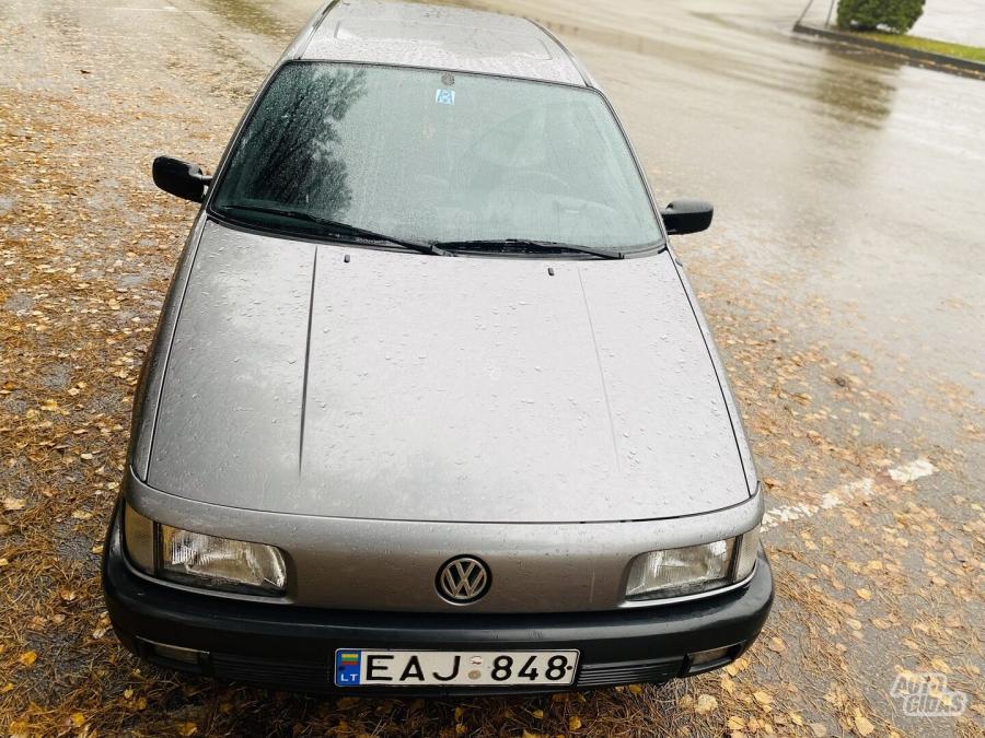 Pelēks Volkswagen Passat 1989 Alīta, ar dzinēja tilpumu 1.80 L un nobraukumu 105 tūkst. km par 2600 €, foto 1 vietnē AUTOMOTO.COM.LV