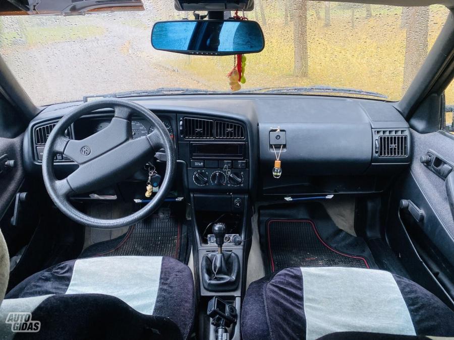 Pelēks Volkswagen Passat 1989 Alīta, ar dzinēja tilpumu 1.80 L un nobraukumu 105 tūkst. km par 2600 €, foto 13 vietnē AUTOMOTO.COM.LV