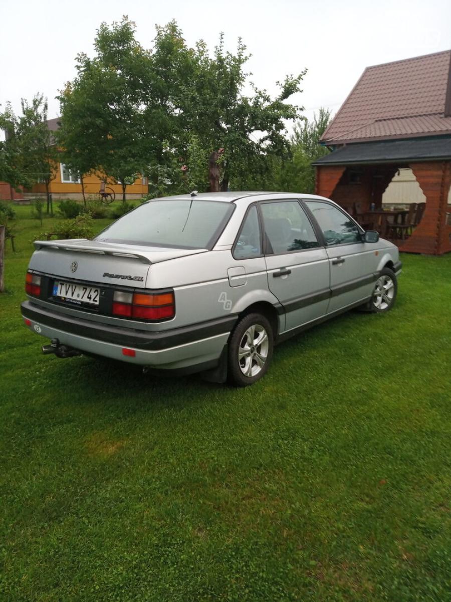 Pelēks Volkswagen Passat 1992 Viļņa, ar dzinēja tilpumu 2.00 L un nobraukumu 273 tūkst. km par 1500 €, foto 1 vietnē AUTOMOTO.COM.LV
