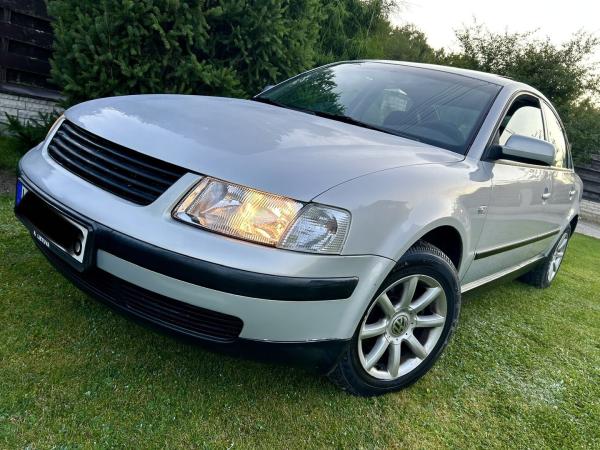 Grey Volkswagen Passat 1996 in Vilnius, with an engine capacity of 1.60 L and mileage of 274 thousand km for 599 €, photo 1 on AUTOMOTO.COM.LV
