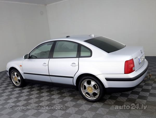 Grey Volkswagen Passat 1997 in Tallinn, with an engine capacity of 1.80 L and mileage of 293 thousand km for 699 €, photo 4 on AUTOMOTO.COM.LV