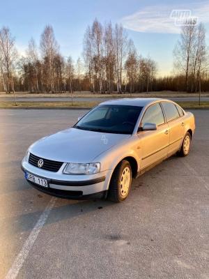 Pelēks Volkswagen Passat 1997 Mažeikiai, ar dzinēja tilpumu 1.90 L un nobraukumu 450 tūkst. km par 800 €, foto  vietnē AUTOMOTO.COM.LV