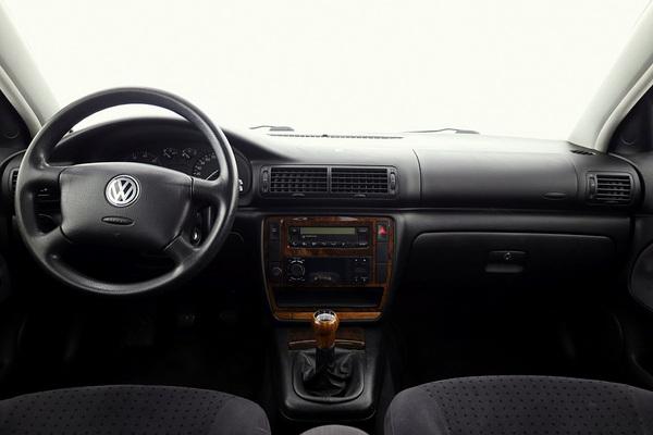 Grey Volkswagen Passat 1997 in Tallinn, with an engine capacity of 1.80 L and mileage of 293 thousand km for 599 €, photo 5 on AUTOMOTO.COM.LV
