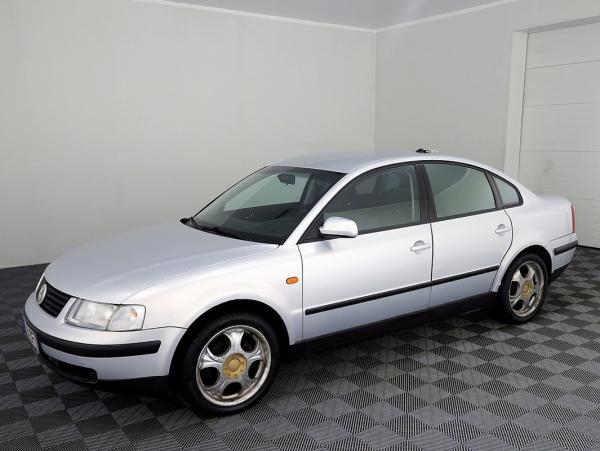 Grey Volkswagen Passat 1997 in Tallinn, with an engine capacity of 1.80 L and mileage of 293 thousand km for 599 €, photo 9 on AUTOMOTO.COM.LV