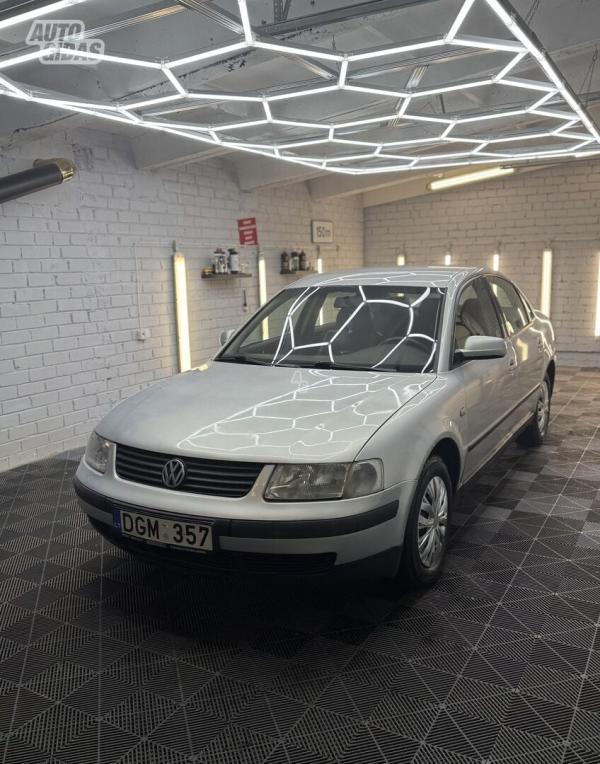 Pelēks Volkswagen Passat 1998 Viļņa, ar dzinēja tilpumu 1.90 L un nobraukumu 370 tūkst. km par 1450 €, foto 1 vietnē AUTOMOTO.COM.LV