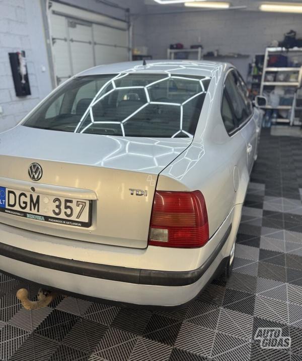 Pelēks Volkswagen Passat 1998 Viļņa, ar dzinēja tilpumu 1.90 L un nobraukumu 370 tūkst. km par 1450 €, foto 8 vietnē AUTOMOTO.COM.LV